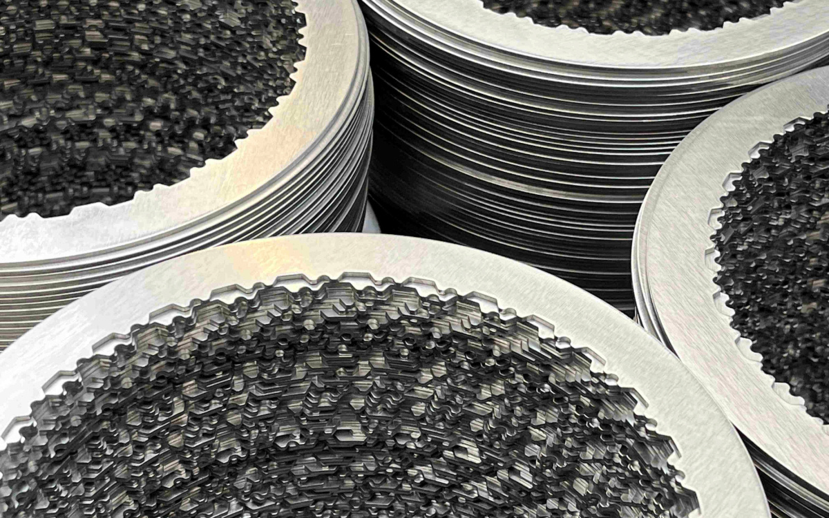 Como melhorar as tolerâncias em montagens de chapas metálicas