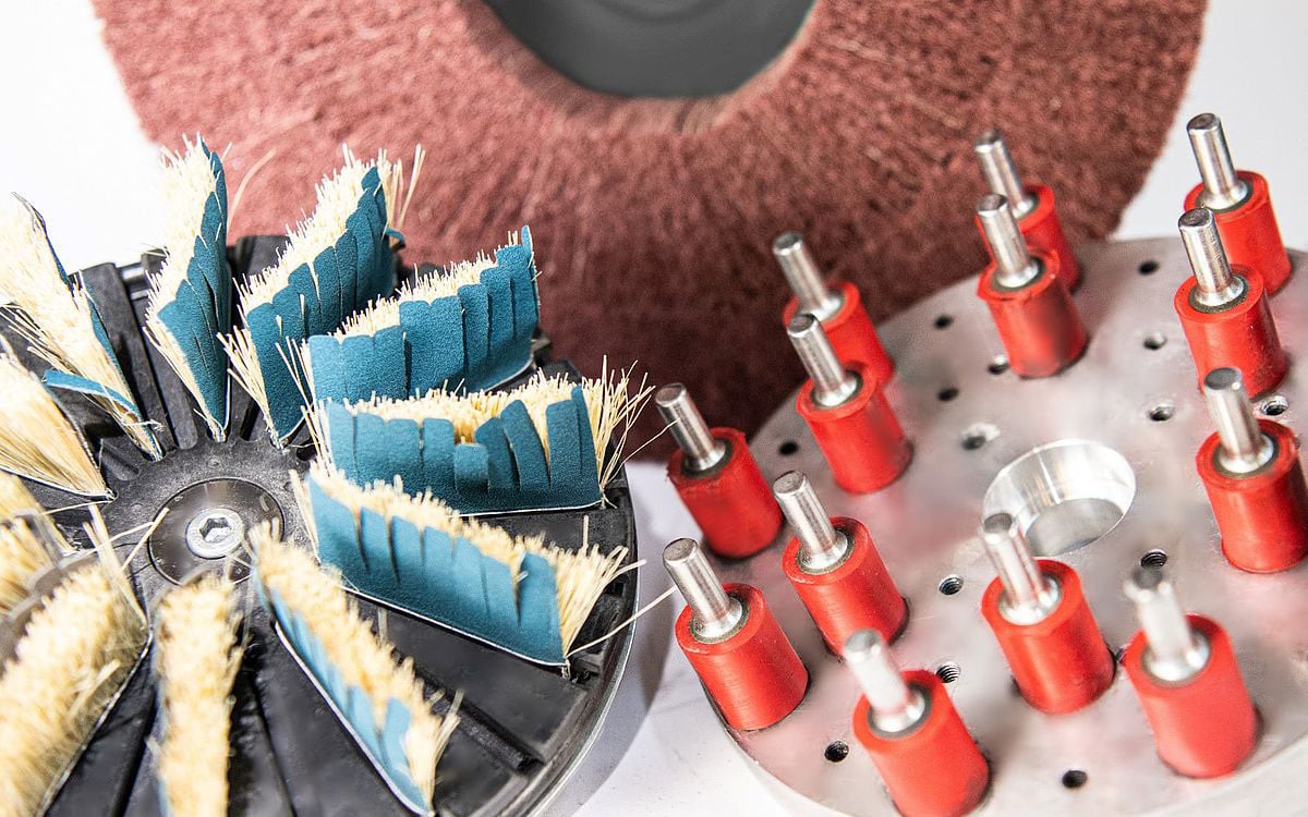 Como os abrasivos certos melhoram a rebarbação de chapas metálicas