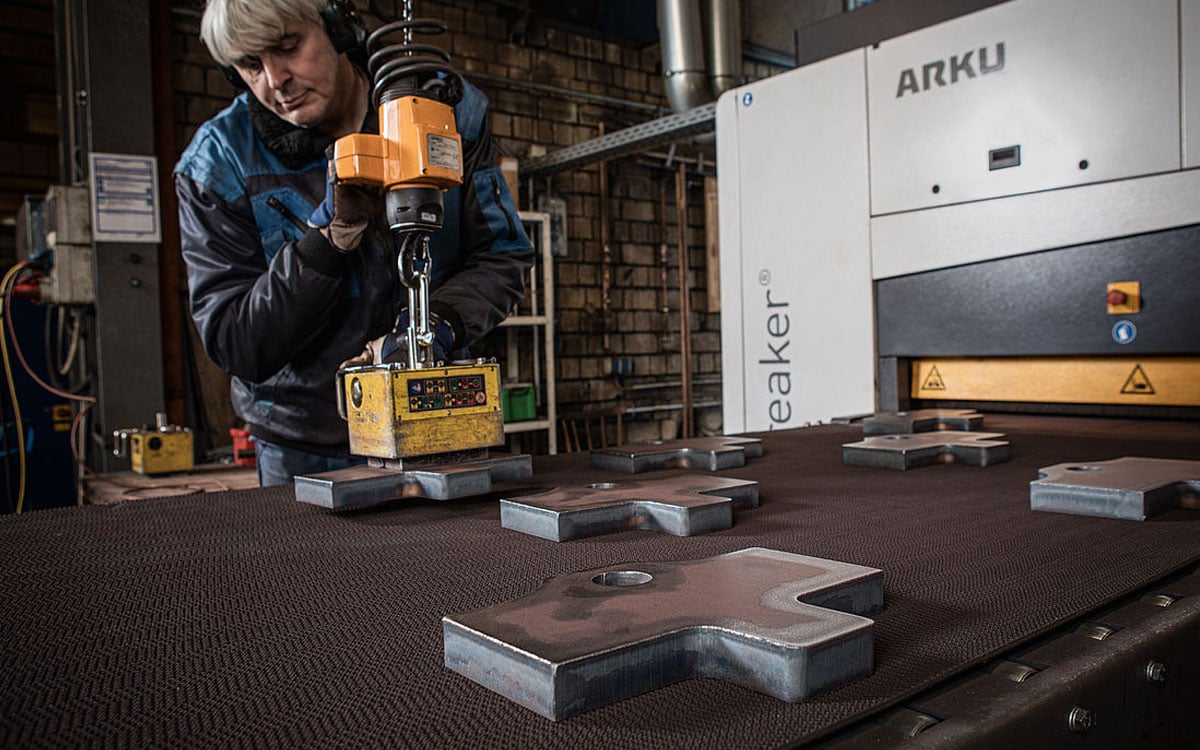 Blechrichtmaschinen machen Zulieferer fit für den Wettbewerb.